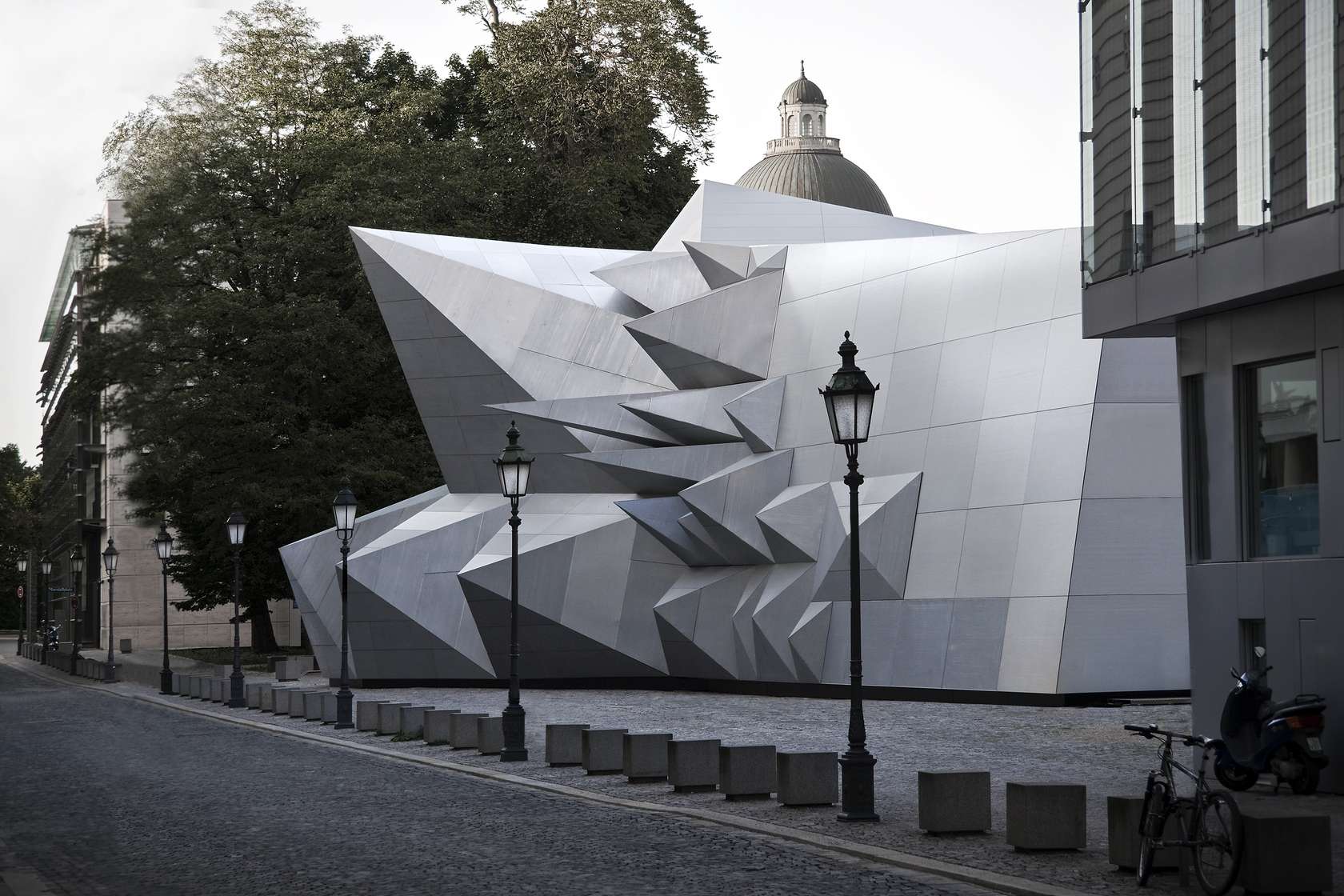 Enveloped in Edges: Prismatic Façades With Triangulation