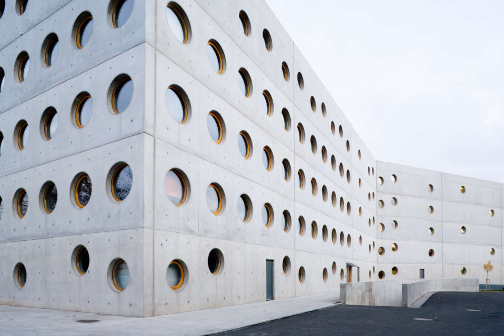 In the Round: 7 Punchy Projects With Circular-Patterned Façades